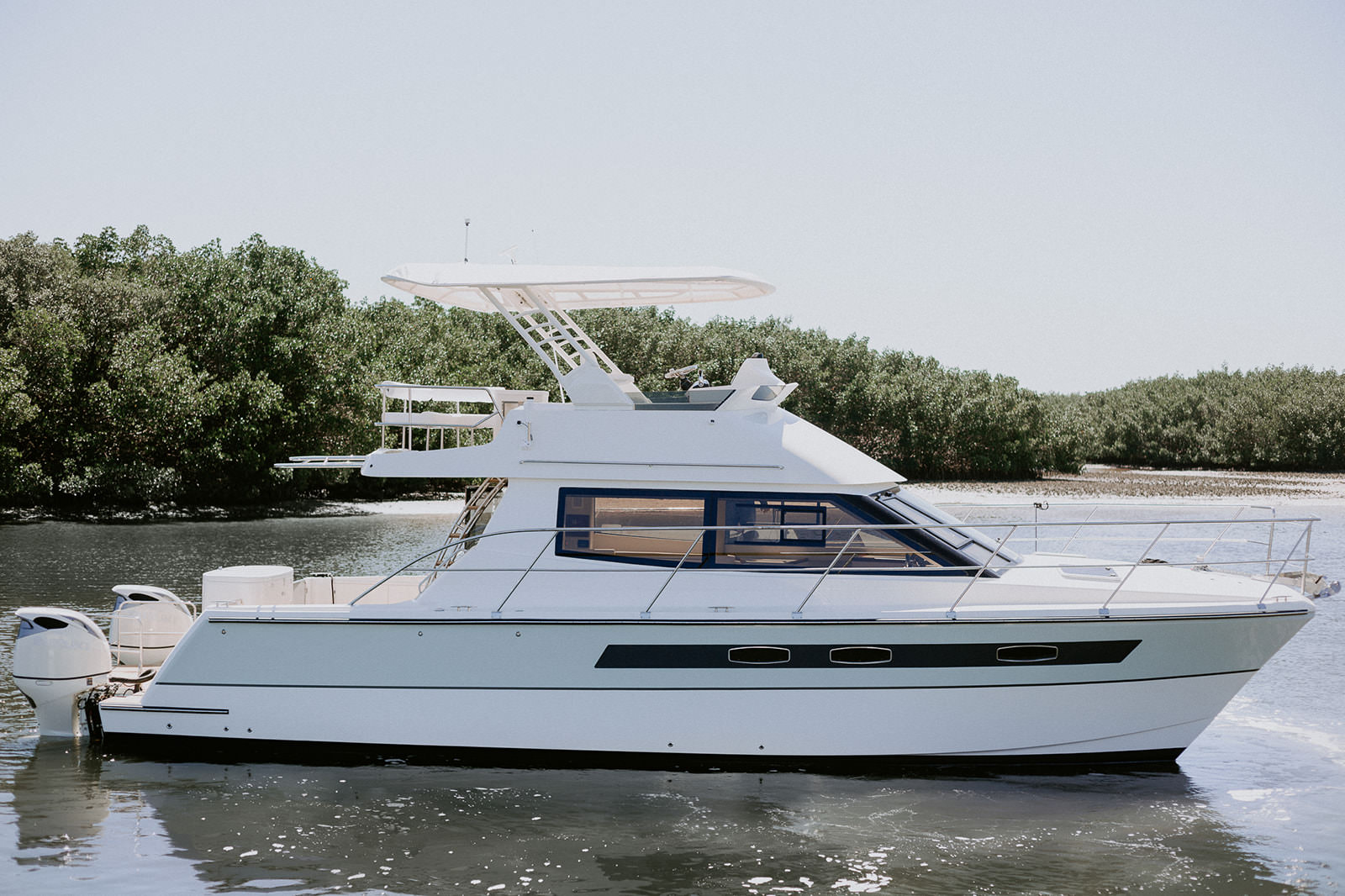 ArrowCat 420 Flybridge Express Cruiser